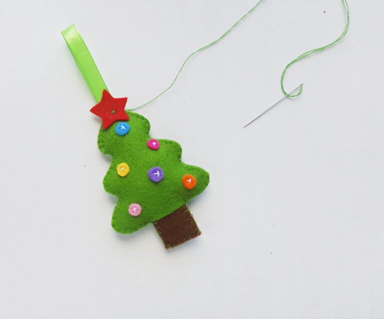 Felt Christmas Ornaments with Free Pattern – Beginner Sewing Projects
