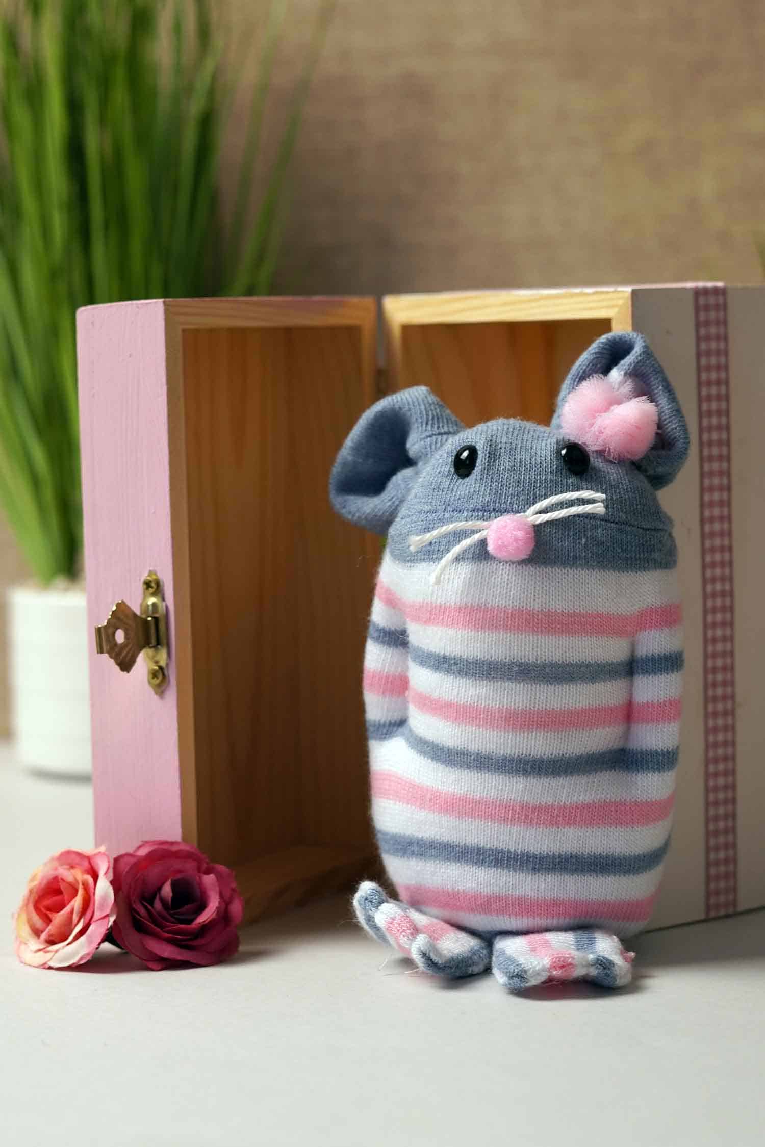 How To Make A Mouse Out Of A Sock With Free Pattern – Beginner Sewing ...